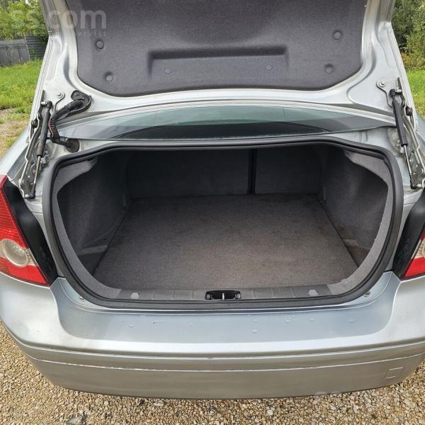 Grey Volvo S40 2006 in Riga, with an engine capacity of 1.60 L and mileage of 270 thousand km for 2950 €, photo 8 on AUTOMOTO.COM.LV