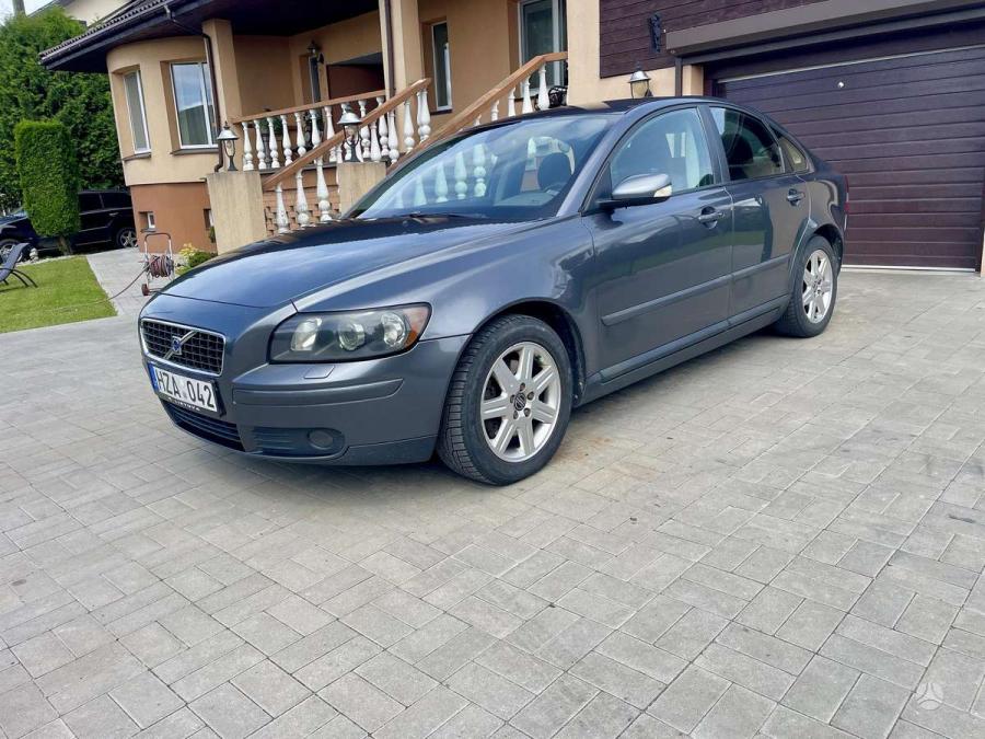 Grey Volvo S40 2006 in Vilnius, with an engine capacity of 2.00 L and mileage of 310 thousand km for 1500 €, photo 4 on AUTOMOTO.COM.LV