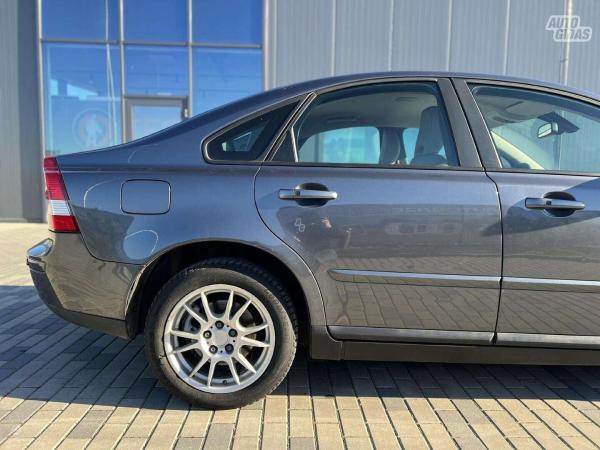 Grey Volvo S40 2007 in Siauliai, with an engine capacity of 2.00 L and mileage of 282 thousand km for 3300 €, photo 6 on AUTOMOTO.COM.LV