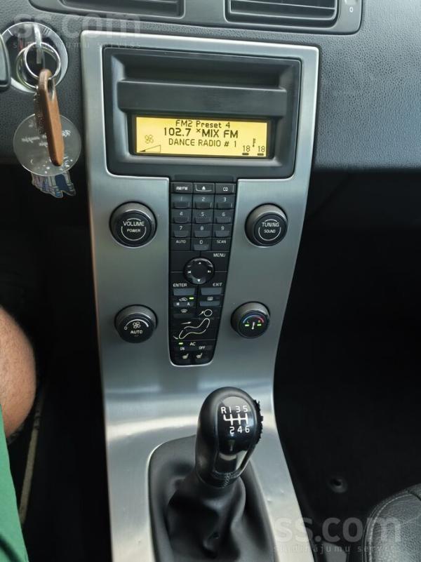 Pelēks Volvo S40 2007 Rīga, ar dzinēja tilpumu 2.00 L un nobraukumu 330 tūkst. km par 2000 €, foto 4 vietnē AUTOMOTO.COM.LV