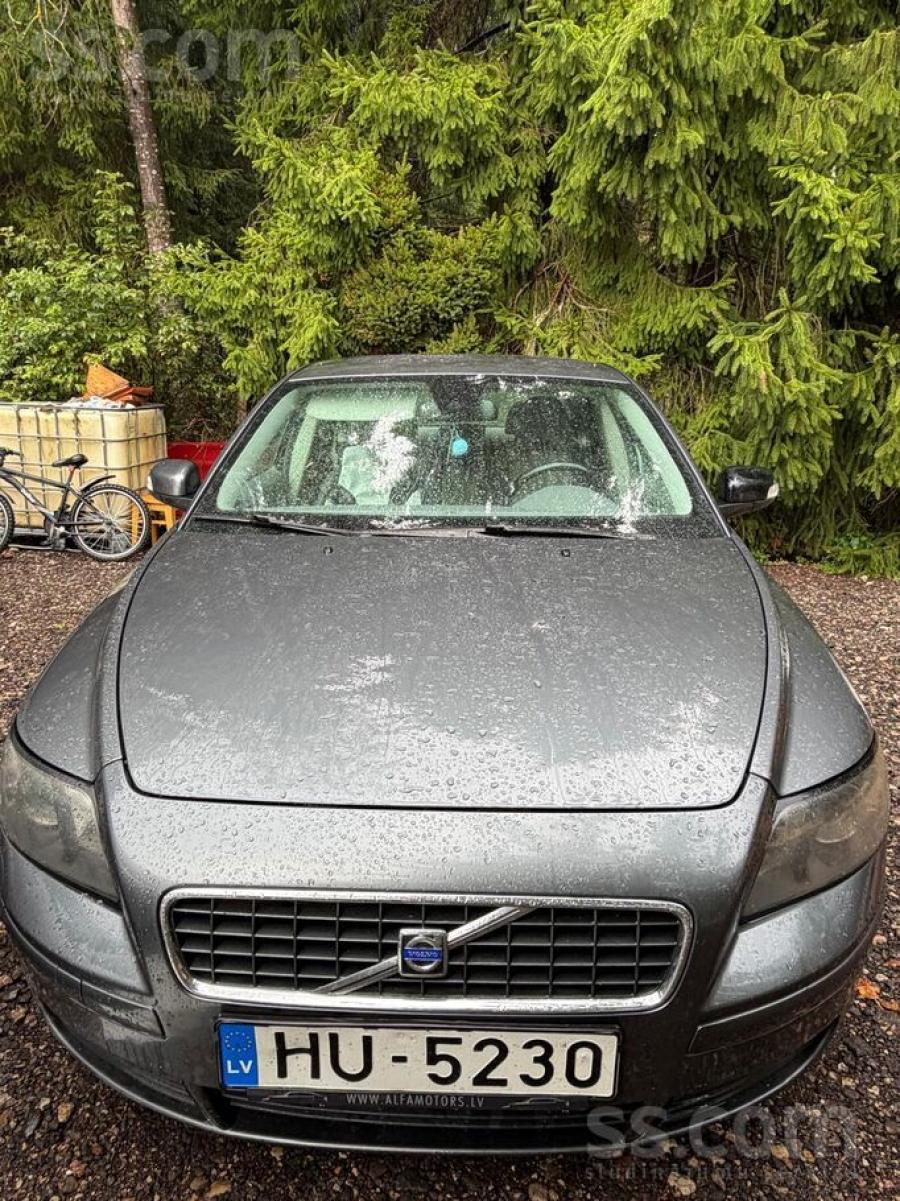 Pelēks Volvo S40 2007 Daugavpils, ar dzinēja tilpumu 2.00 L un nobraukumu 375 tūkst. km par 1450 €, foto 1 vietnē AUTOMOTO.COM.LV
