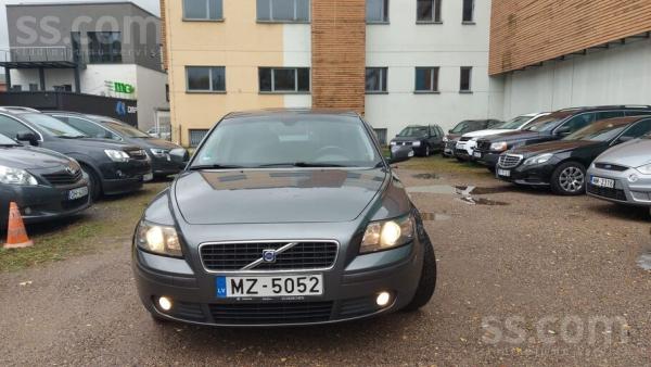 Pelēks Volvo S40 2007 Daugavpils, ar dzinēja tilpumu 2.00 L un nobraukumu 0 tūkst. km par 2500 €, foto 3 vietnē AUTOMOTO.COM.LV