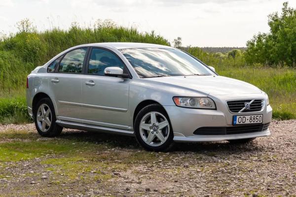 Grey Volvo S40 2008 in Riga, with an engine capacity of 2.00 L and mileage of 275 thousand km for 3995 €, photo 1 on AUTOMOTO.COM.LV
