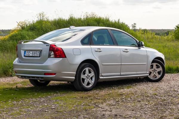 Grey Volvo S40 2008 in Riga, with an engine capacity of 2.00 L and mileage of 275 thousand km for 3995 €, photo 4 on AUTOMOTO.COM.LV