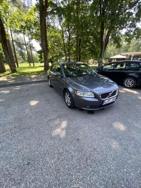 Pelēks Volvo S40 2008 Druskininkai, ar dzinēja tilpumu 2.40 L un nobraukumu 311 tūkst. km par 3700 €, foto 2 vietnē AUTOMOTO.COM.LV