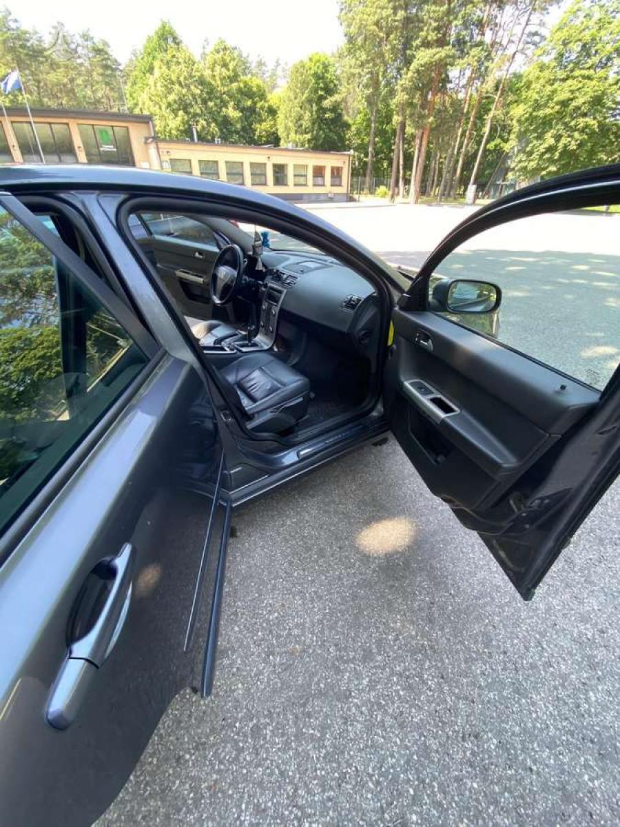 Grey Volvo S40 2008 in Druskininkai, with an engine capacity of 2.40 L and mileage of 311 thousand km for 3700 €, photo 7 on AUTOMOTO.COM.LV