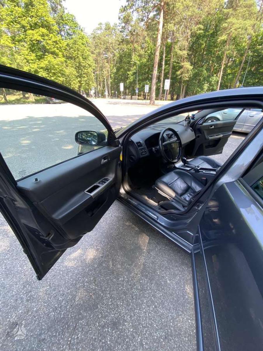 Grey Volvo S40 2008 in Druskininkai, with an engine capacity of 2.40 L and mileage of 311 thousand km for 3700 €, photo 9 on AUTOMOTO.COM.LV