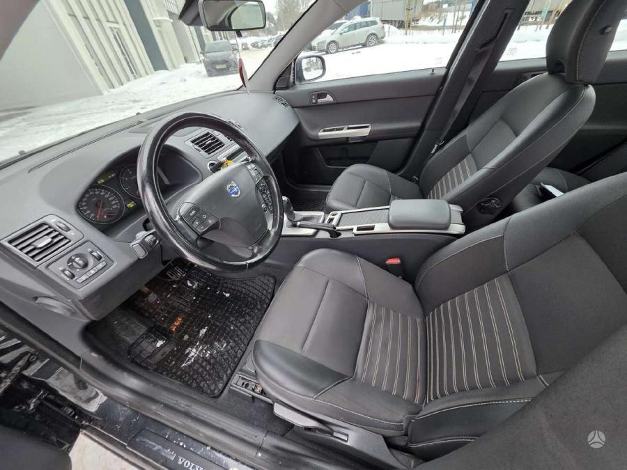 Grey Volvo S40 2009 in Vilnius, with an engine capacity of 1.56 L and mileage of 286 thousand km for 3980 €, photo 9 on AUTOMOTO.COM.LV
