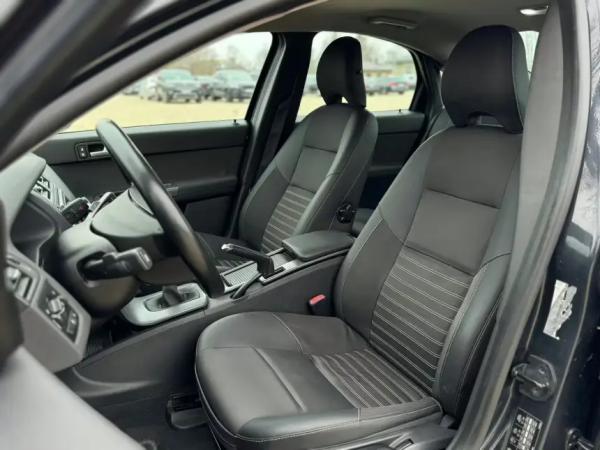 Pelēks Volvo S40 2009 Jelgava, ar dzinēja tilpumu 1.60 L un nobraukumu 292 tūkst. km par 4290 €, foto 7 vietnē AUTOMOTO.COM.LV