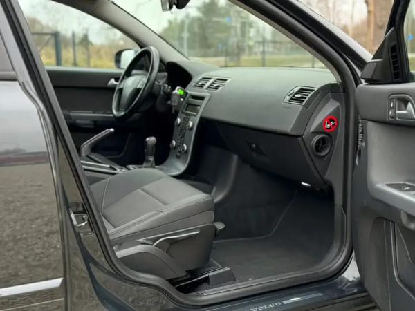 Pelēks Volvo S40 2009 Jelgava, ar dzinēja tilpumu 1.60 L un nobraukumu 292 tūkst. km par 4290 €, foto 9 vietnē AUTOMOTO.COM.LV