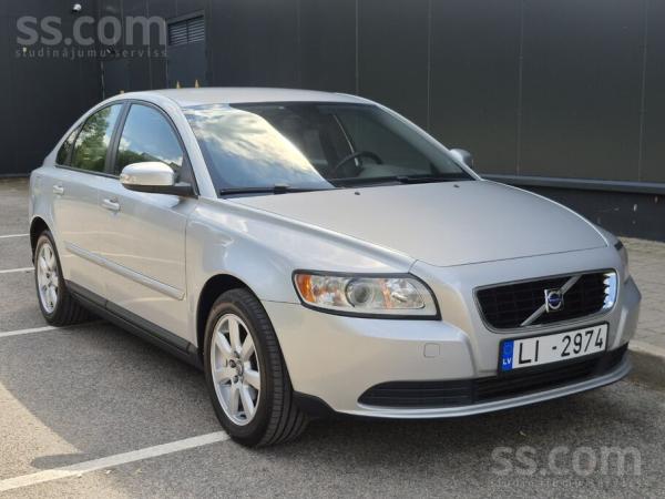 Pelēks Volvo S40 2009 Rīga, ar dzinēja tilpumu 1.60 L un nobraukumu 180 tūkst. km par 3500 €, foto 1 vietnē AUTOMOTO.COM.LV