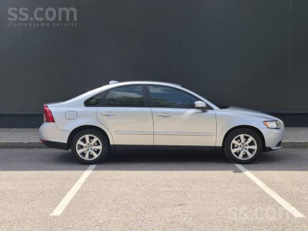 Pelēks Volvo S40 2009 Rīga, ar dzinēja tilpumu 1.60 L un nobraukumu 180 tūkst. km par 3500 €, foto 3 vietnē AUTOMOTO.COM.LV
