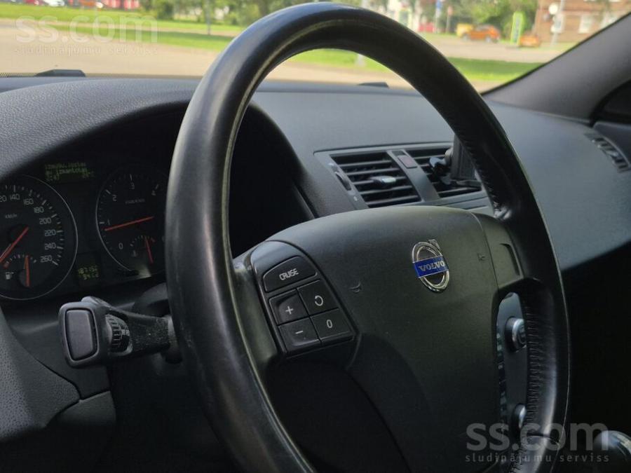 Grey Volvo S40 2009 in Riga, with an engine capacity of 1.60 L and mileage of 180 thousand km for 3500 €, photo 10 on AUTOMOTO.COM.LV