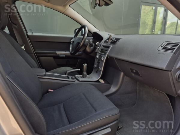Pelēks Volvo S40 2009 Rīga, ar dzinēja tilpumu 1.60 L un nobraukumu 180 tūkst. km par 3500 €, foto 10 vietnē AUTOMOTO.COM.LV