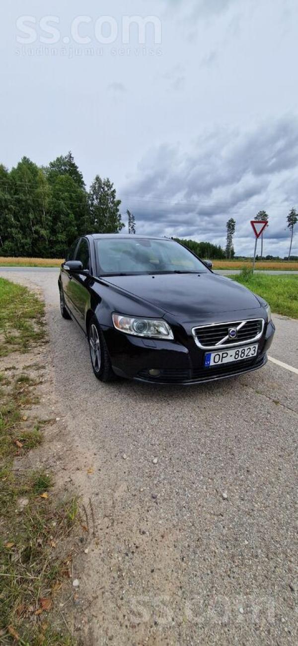 Grey Volvo S40 2009 in Valmiera, with an engine capacity of 2.00 L and mileage of 304 thousand km for 3900 €, photo 1 on AUTOMOTO.COM.LV