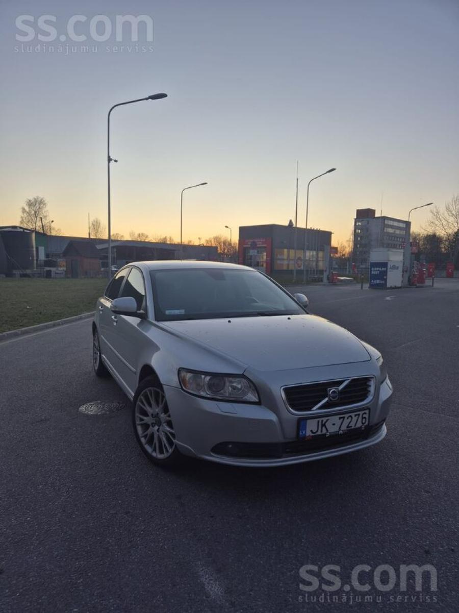 Pelēks Volvo S40 2010 Rīga, ar dzinēja tilpumu 2.40 L un nobraukumu 197 tūkst. km par 3500 €, foto 1 vietnē AUTOMOTO.COM.LV