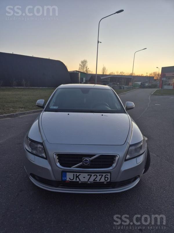Grey Volvo S40 2010 in Riga, with an engine capacity of 2.40 L and mileage of 197 thousand km for 3500 €, photo 3 on AUTOMOTO.COM.LV