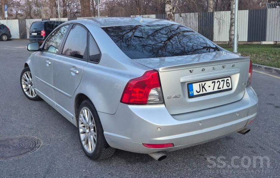 Pelēks Volvo S40 2010 Rīga, ar dzinēja tilpumu 2.40 L un nobraukumu 197 tūkst. km par 3500 €, foto 5 vietnē AUTOMOTO.COM.LV
