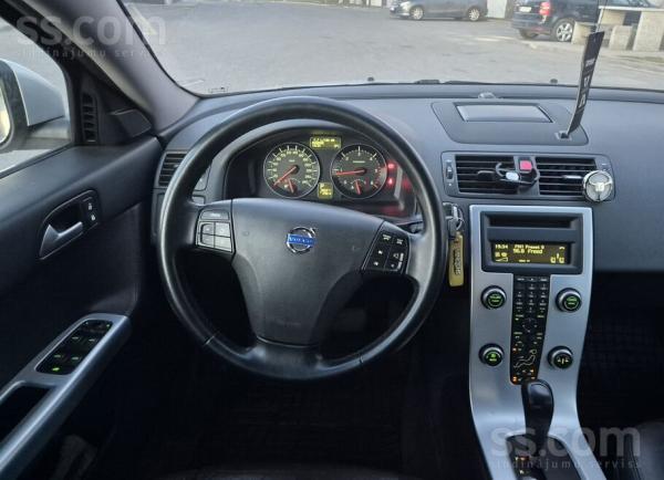Grey Volvo S40 2010 in Riga, with an engine capacity of 2.40 L and mileage of 197 thousand km for 3500 €, photo 8 on AUTOMOTO.COM.LV