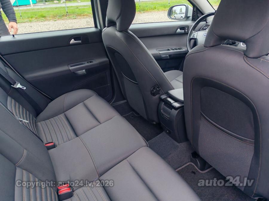 Pelēks Volvo S40 2011 Tallina, ar dzinēja tilpumu 1.60 L un nobraukumu 200 tūkst. km par 4999 €, foto 13 vietnē AUTOMOTO.COM.LV