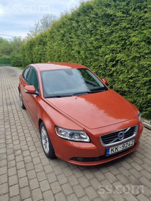Orange Volvo S40 2012 in Cesis, with an engine capacity of 2.00 L and mileage of 365 thousand km for 3990 €, photo 1 on AUTOMOTO.COM.LV