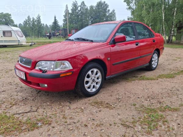 Red Volvo S40 2002 in Tukums, with an engine capacity of 1.80 L and mileage of 193 thousand km for 1790 €, photo 2 on AUTOMOTO.COM.LV