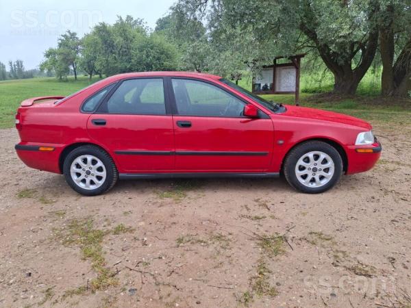 Red Volvo S40 2002 in Tukums, with an engine capacity of 1.80 L and mileage of 193 thousand km for 1790 €, photo 3 on AUTOMOTO.COM.LV