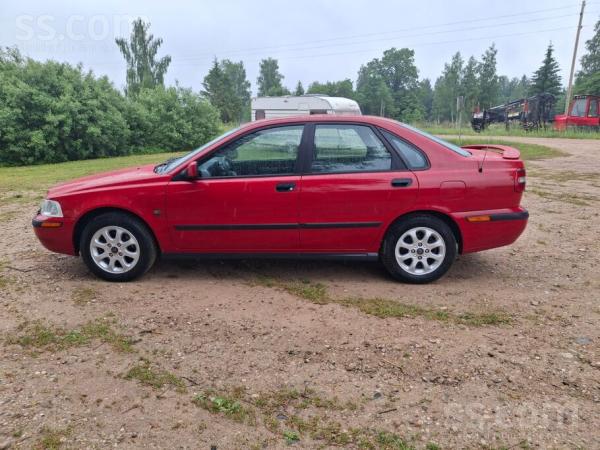 Red Volvo S40 2002 in Tukums, with an engine capacity of 1.80 L and mileage of 193 thousand km for 1790 €, photo 4 on AUTOMOTO.COM.LV