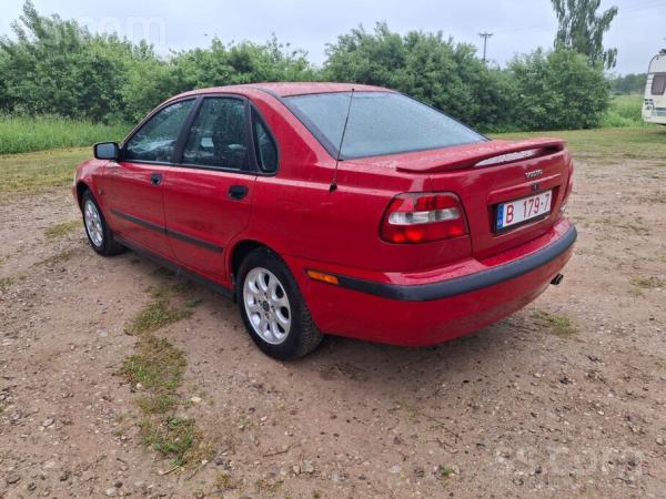 Red Volvo S40 2002 in Tukums, with an engine capacity of 1.80 L and mileage of 193 thousand km for 1790 €, photo 6 on AUTOMOTO.COM.LV