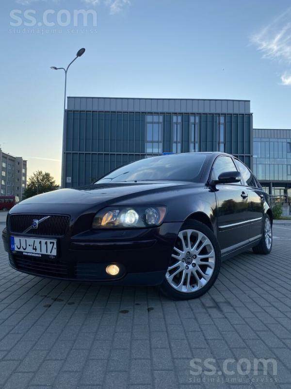 Red Volvo S40 2004 in Jekabpils, with an engine capacity of 2.50 L and mileage of 317 thousand km for 2200 €, photo 1 on AUTOMOTO.COM.LV