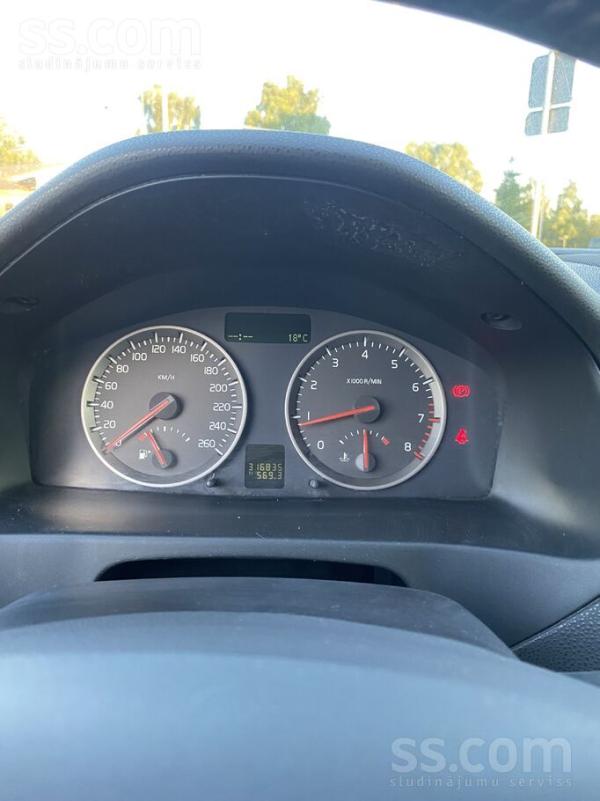 Red Volvo S40 2004 in Jekabpils, with an engine capacity of 2.50 L and mileage of 317 thousand km for 2200 €, photo 5 on AUTOMOTO.COM.LV