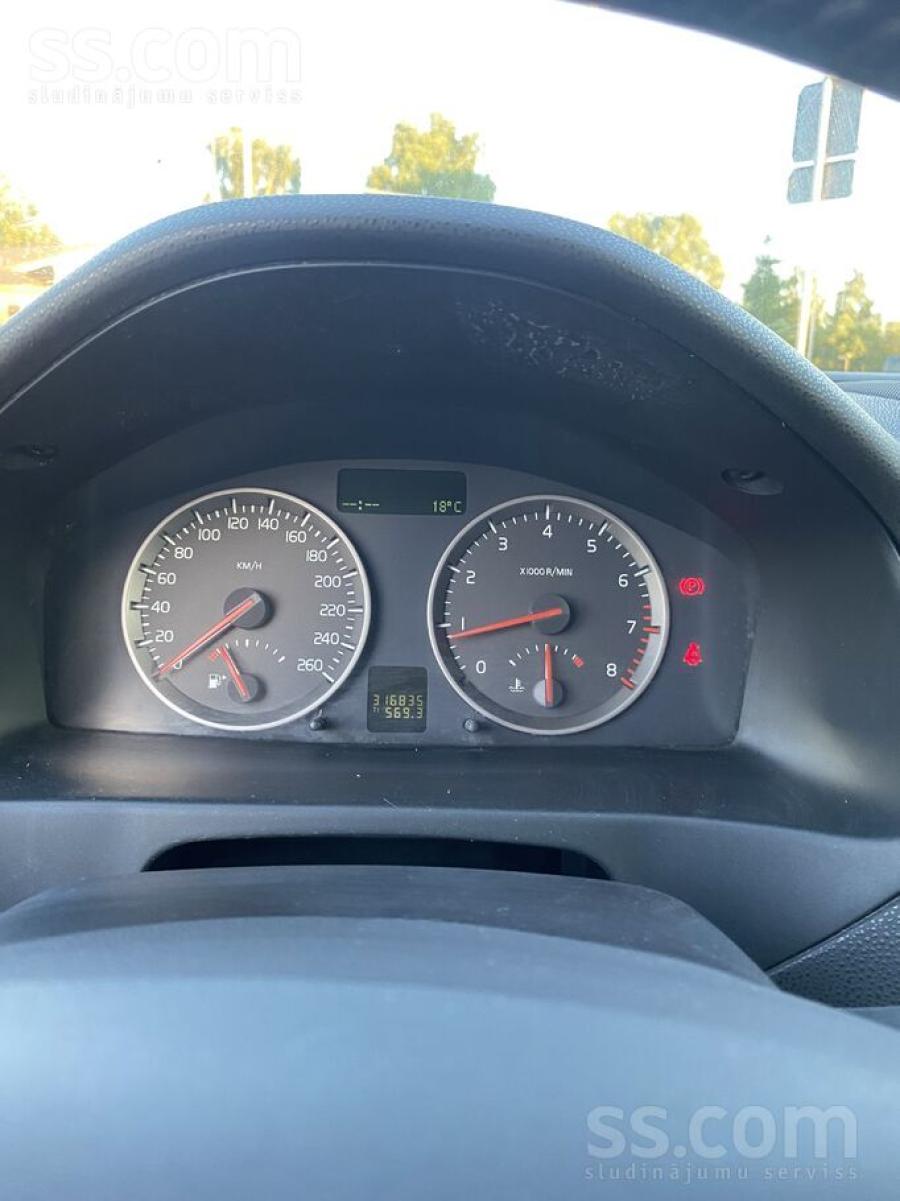 Sarkans Volvo S40 2004 Jēkabpils, ar dzinēja tilpumu 2.50 L un nobraukumu 317 tūkst. km par 2200 €, foto 6 vietnē AUTOMOTO.COM.LV