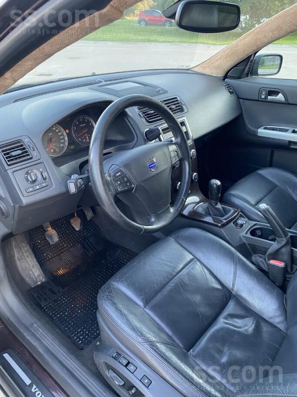 Red Volvo S40 2004 in Jekabpils, with an engine capacity of 2.50 L and mileage of 317 thousand km for 2200 €, photo 8 on AUTOMOTO.COM.LV