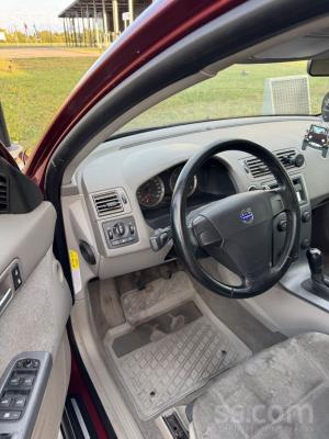 Red Volvo S40 2004 in Liepaja, with an engine capacity of 2.00 L and mileage of 309 thousand km for 2300 €, photo 3 on AUTOMOTO.COM.LV