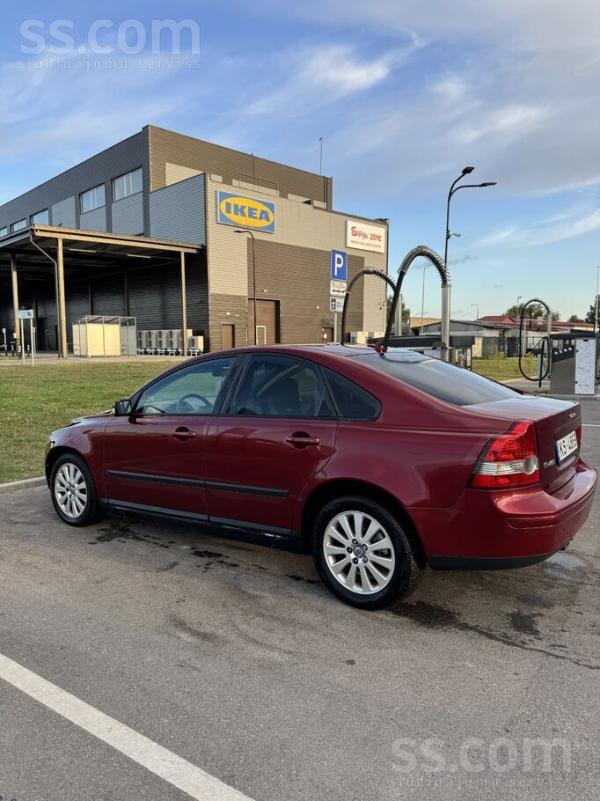 Red Volvo S40 2004 in Liepaja, with an engine capacity of 2.00 L and mileage of 309 thousand km for 2300 €, photo 5 on AUTOMOTO.COM.LV