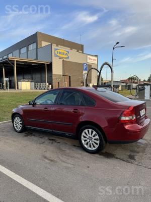 Red Volvo S40 2004 in Liepaja, with an engine capacity of 2.00 L and mileage of 309 thousand km for 2300 €, photo 6 on AUTOMOTO.COM.LV