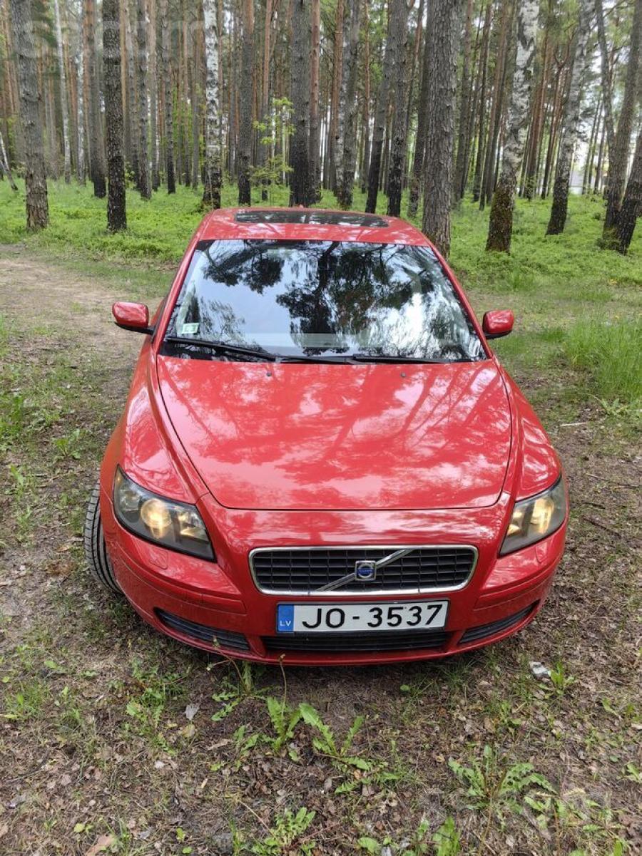 Red Volvo S40 2006 in Riga, with an engine capacity of 2.40 L and mileage of 145 thousand km for 1250 €, photo 1 on AUTOMOTO.COM.LV