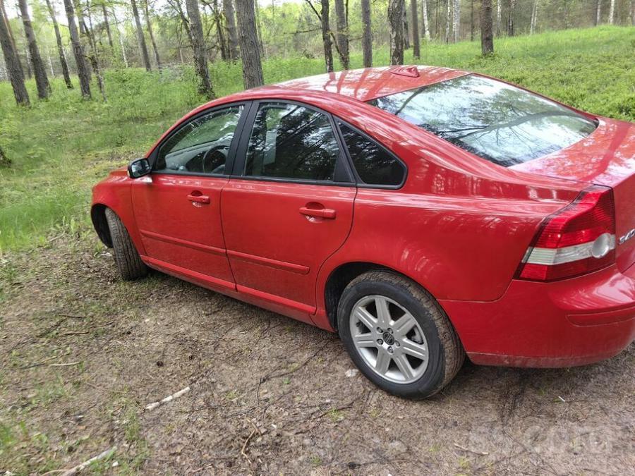 Red Volvo S40 2006 in Riga, with an engine capacity of 2.40 L and mileage of 145 thousand km for 1250 €, photo 5 on AUTOMOTO.COM.LV