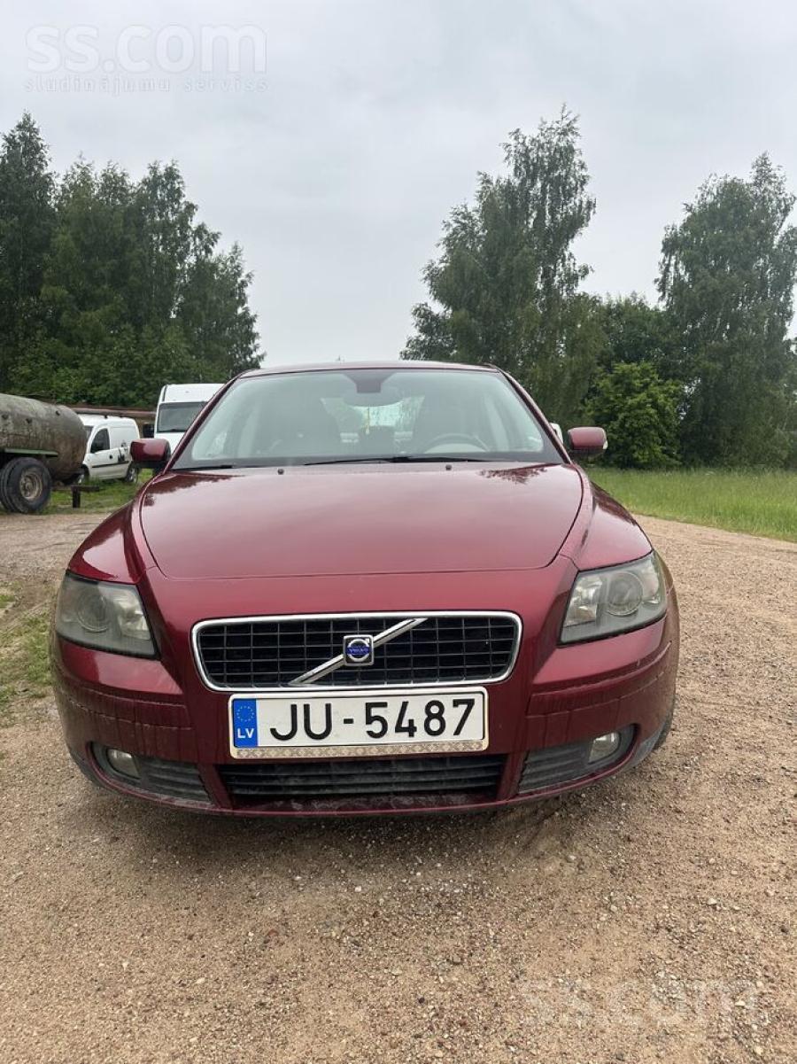 Red Volvo S40 2006 in Kuldiga, with an engine capacity of 2.40 L and mileage of 374 thousand km for 1050 €, photo 1 on AUTOMOTO.COM.LV