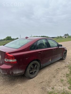 Red Volvo S40 2006 in Kuldiga, with an engine capacity of 2.40 L and mileage of 374 thousand km for 1050 €, photo 3 on AUTOMOTO.COM.LV