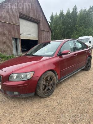 Red Volvo S40 2006 in Kuldiga, with an engine capacity of 2.40 L and mileage of 374 thousand km for 1050 €, photo 5 on AUTOMOTO.COM.LV
