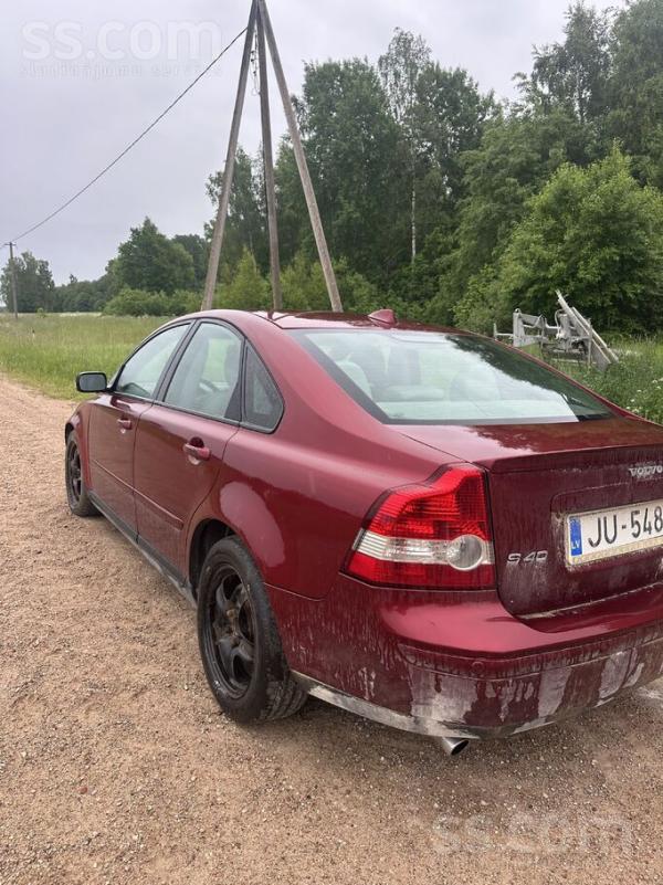 Red Volvo S40 2006 in Kuldiga, with an engine capacity of 2.40 L and mileage of 374 thousand km for 1050 €, photo 6 on AUTOMOTO.COM.LV