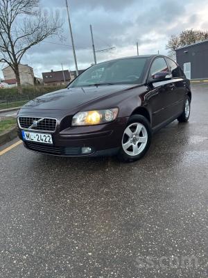 Red Volvo S40 2007 in Daugavpils, with an engine capacity of 1.60 L and mileage of 210 thousand km for 2690 €, photo 2 on AUTOMOTO.COM.LV