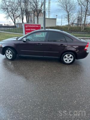 Red Volvo S40 2007 in Daugavpils, with an engine capacity of 1.60 L and mileage of 210 thousand km for 2690 €, photo 3 on AUTOMOTO.COM.LV