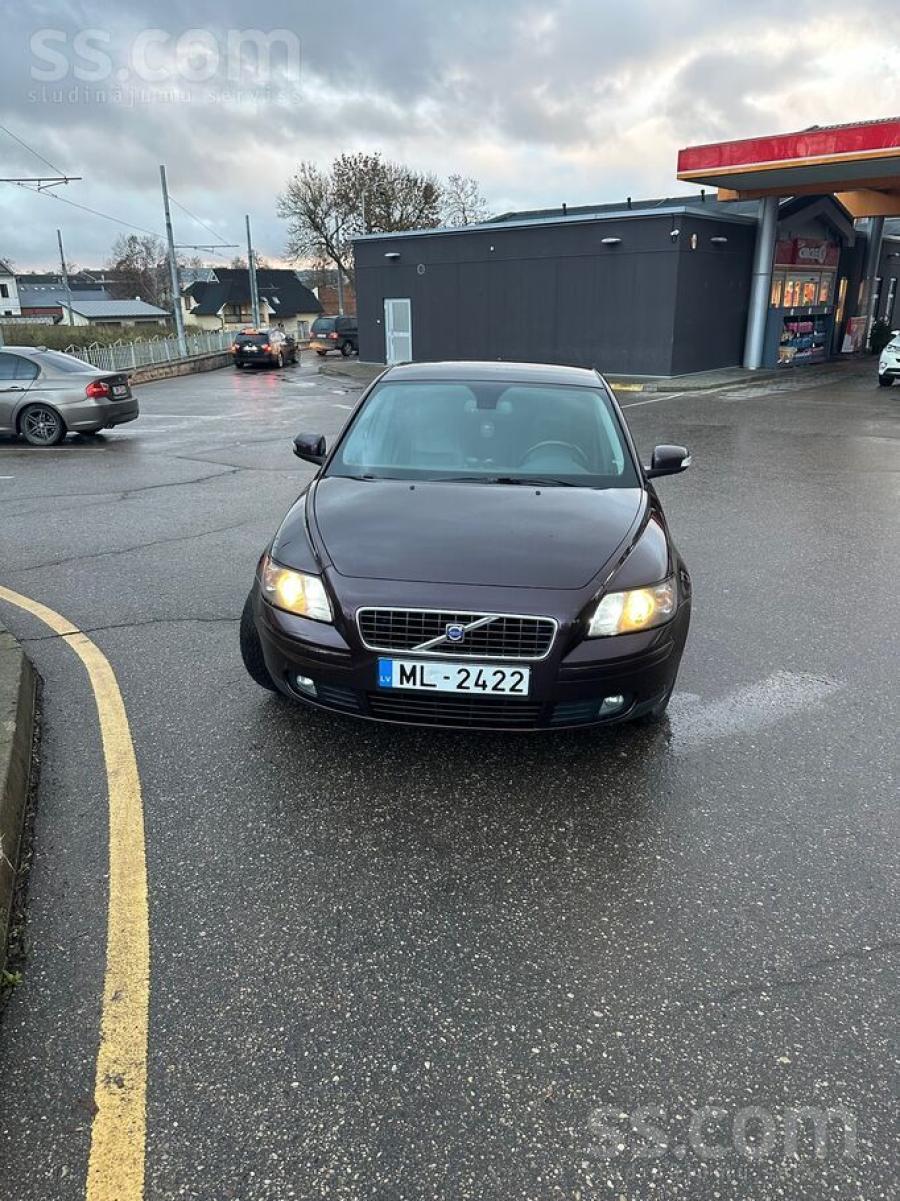Red Volvo S40 2007 in Daugavpils, with an engine capacity of 1.60 L and mileage of 210 thousand km for 2690 €, photo 9 on AUTOMOTO.COM.LV