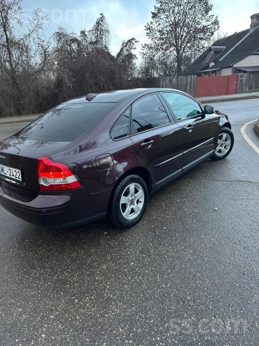 Red Volvo S40 2007 in Daugavpils, with an engine capacity of 1.60 L and mileage of 210 thousand km for 2690 €, photo 12 on AUTOMOTO.COM.LV