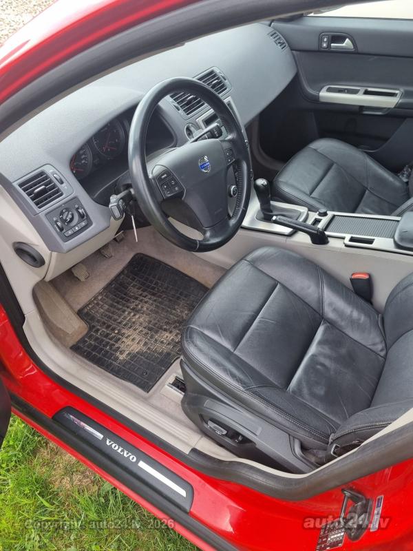 Red Volvo S40 2007 in Polva, with an engine capacity of 1.60 L and mileage of 357 thousand km for 2700 €, photo 8 on AUTOMOTO.COM.LV