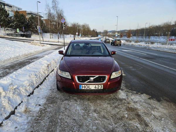 Red Volvo S40 2008 in Vilnius, with an engine capacity of 2.00 L and mileage of 270 thousand km for 1900 €, photo 3 on AUTOMOTO.COM.LV