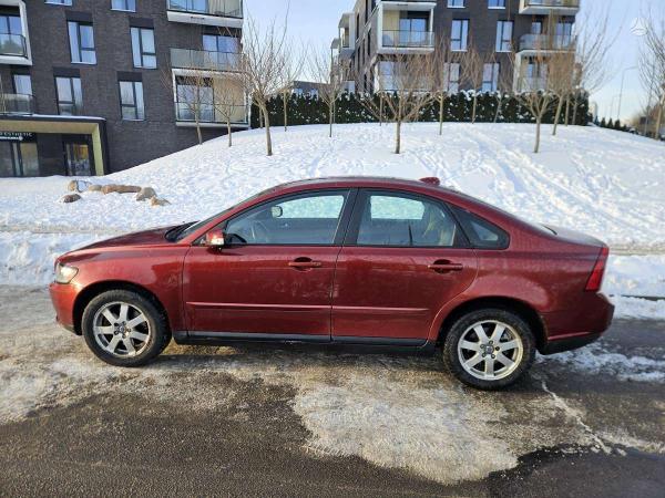 Red Volvo S40 2008 in Vilnius, with an engine capacity of 2.00 L and mileage of 270 thousand km for 1900 €, photo 5 on AUTOMOTO.COM.LV