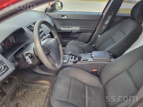 Sarkans Volvo S40 2009 Rīga, ar dzinēja tilpumu 2.00 L un nobraukumu 185 tūkst. km par 3300 €, foto 9 vietnē AUTOMOTO.COM.LV